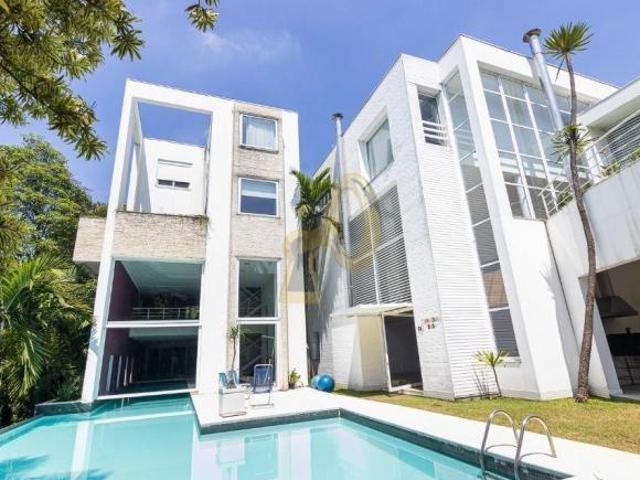 CASA EM CONDOMÍNIO DE ALTO PADRÃO