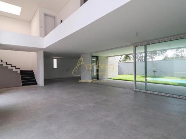Casa em condomínio de Alto Padrão 4 suítes, área de lazer, piscina