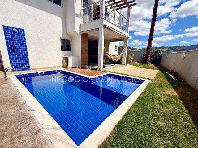 Casa em Condomínio de Alto Padrão com 3 suítes e 4 vagas, em Santana de Parnaíba