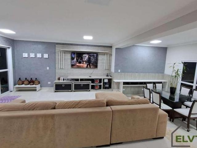 Casa em Condomínio de Alto Padrão com 3 Quartos, Piscina e Área Gourmet