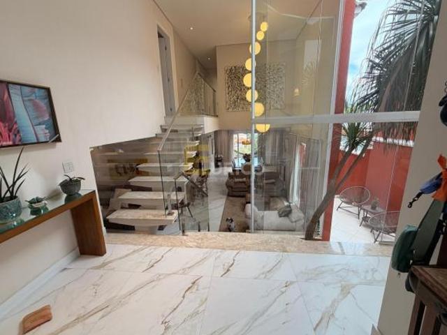 Casa em Condomínio de Alto Padrão à Venda