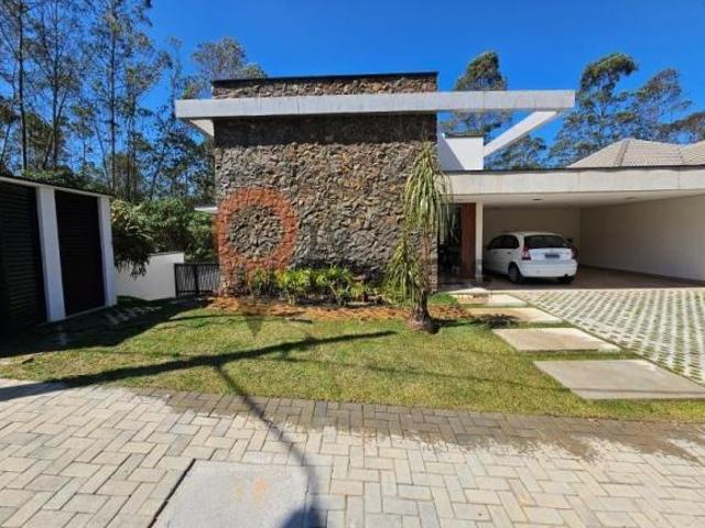 Casa em Condomínio de Alto Padrão em Mogi das Cruzes 3 Suítes, 2 Salas e 3 Vagas de Garagem!