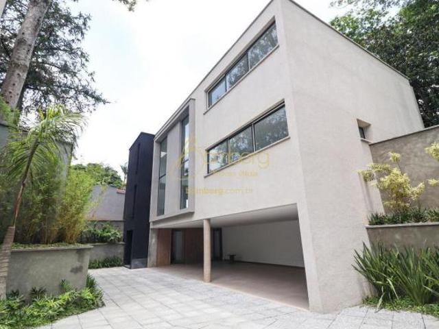 Casa em condomínio de Alto Padrão, nova 4 suítes, escritório, 6 vagas, lazer privativo