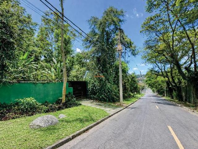 Casa em Condomínio de Alto Padrão no Jardim Colonial, Carapicuíba SP: 3 quartos, 1 suíte, 5 salas, 4