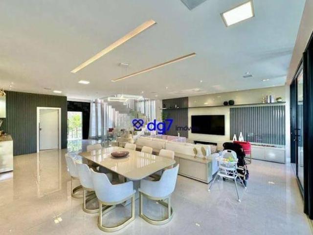 Casa em condomínio de alto padrão na Granja Viana, com 4 suítes e 8 vagas, 483 m²!