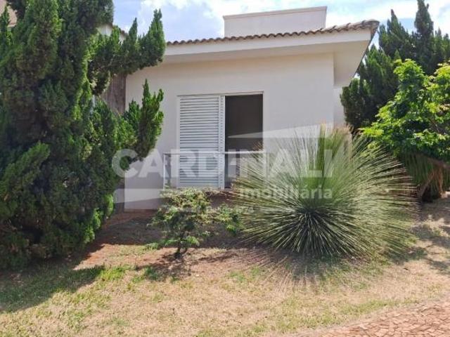 Casa em condomínio de esquina, com terreno grande e estrutura de primeira qualidade