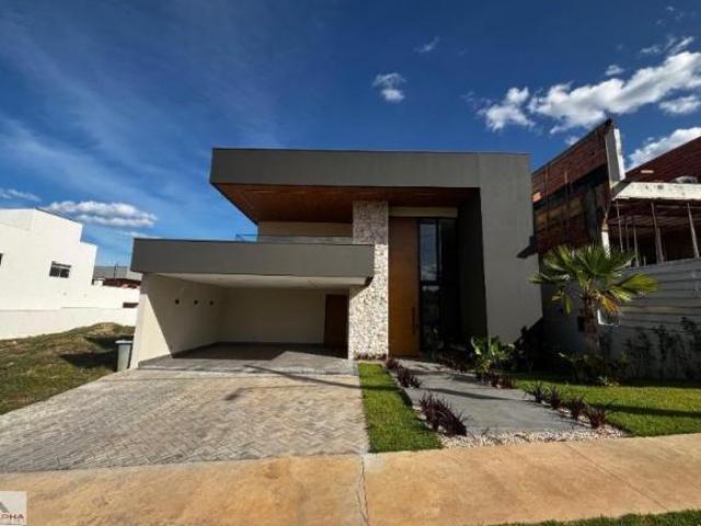 Casa em condomínio de luxo: 3 quartos, 3 suítes, 3 salas, 4 banheiros, 4 vagas de garagem e 240m² em
