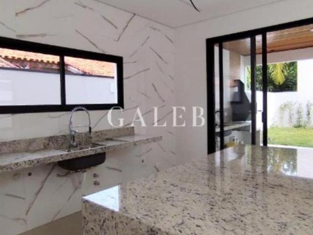 Casa em Condomínio de Luxo com 3 Suítes na Vila Petrópolis, Atibaia SP: 2 Salas e 120m² de Área Priv