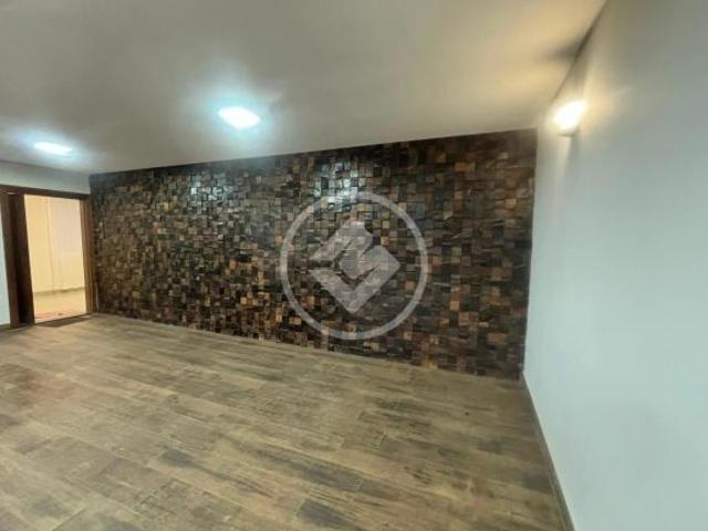 CASA EM CONDOMINIO DE TRES SUITES. TRES PAVIMENTOS, SALAS INTEGRADAS, 05 BANHEIROS, VISTA INIGUALÁVE