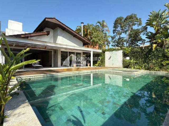 Casa em condomínio disponível para venda na Praia da Baleia!