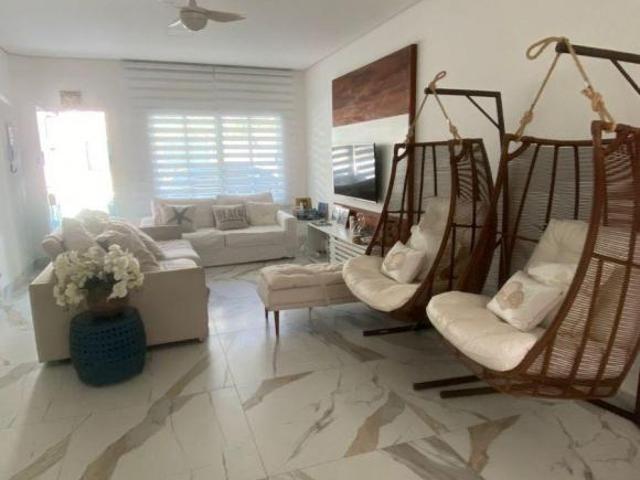Casa em condomínio disponível para venda na Praia de Juquehy!
