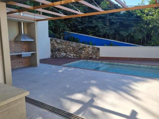 Casa em condomínio disponível para venda na Praia de Juquehy!