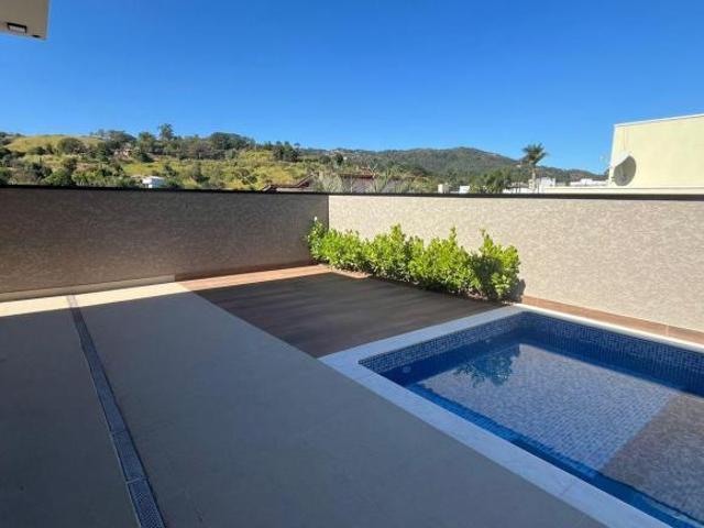Casa em Condomínio em Atibaia com 03 suítes, piscina e amplo espaço gourmet com linda vista