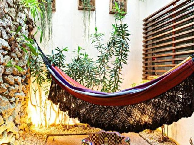 Casa em condomínio em Pinheiros espaçosa e segura com quintal