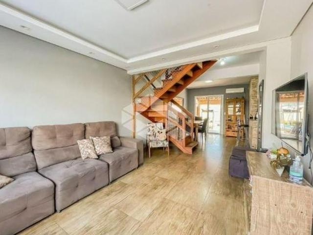 Casa em condomínio estilo sobrado com 90m², 3 dormitórios, sendo 1 suíte e pisci