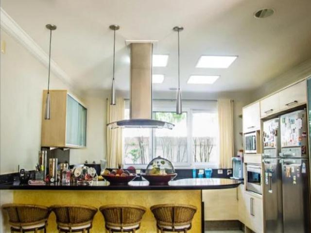 Casa em condominio espaçosa e aconchegante conta com 4 suites amplos, perfeitos para acomodar toda