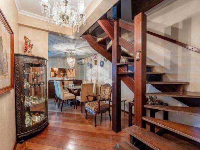 Casa em condomínio exclusivo com 2 suítes, pátio e terraço