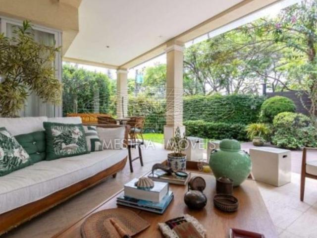Casa em condomínio exclusivo com piscina e belíssimo paisagismo, no Alto da Boa Vista!