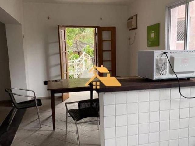Casa em condomínio exclusivo em São Sebastião | 2 suítes, churrasqueira privativa, 3 vagas e área de
