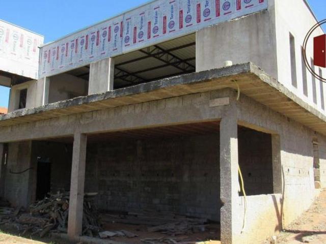 Casa em condomínio faltando acabamento