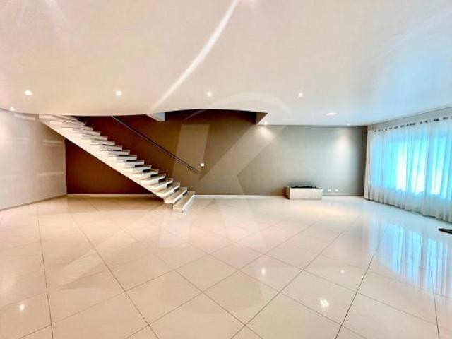 Casa em condomínio fechado, 4 quartos sendo 4 suítes e 7 vagas. Próximo à Serra da Cantareira