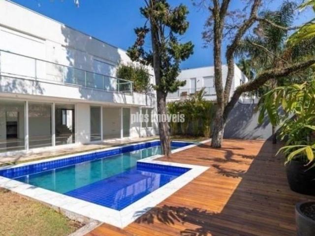 CASA EM CONDOMÍNIO FECHADO 786,97 M² ÁREA PRIVATIVA 4 SUÍTES 8 GAR LAZER PRIVATIVO COM PISCINA