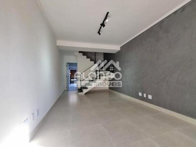 Casa em condomínio fechado, 02 quartos na Granja Viana!