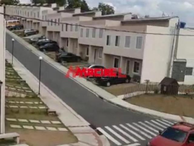 CASA EM CONDOMINIO FECHADO