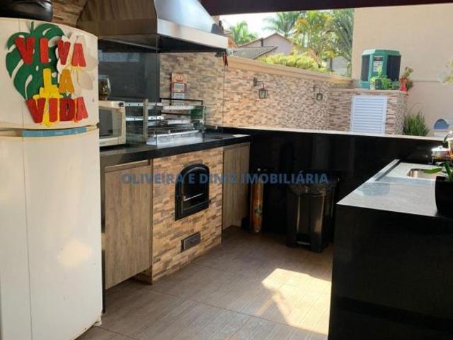 Casa em condomínio fechado, 342m², 4 quartos, sendo 2 suítes, sala, lareira, espaço gourmet, piscina