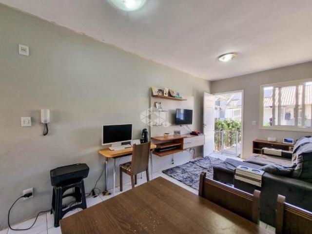 Casa em condomínio fechado, 3 dormitórios, living com 3 ambientes, sala de estar