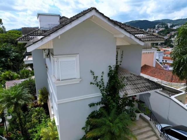 Casa em condominio fechado, 3 Suítes, piscina privativa 5 vagas garagem