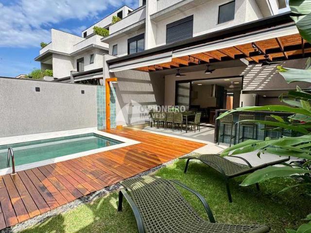 Casa em condomínio fechado à venda na praia Juquehy!