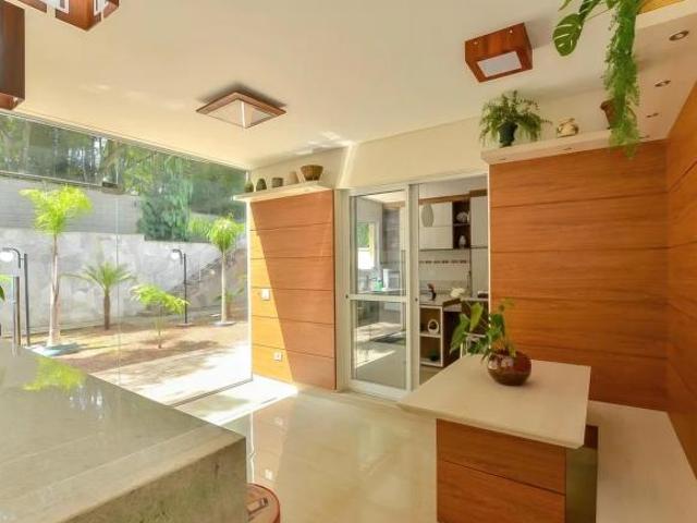 Casa em Condomínio fechado a venda com 4 quartos, 2 suítes, 2 demi e 4 vagas