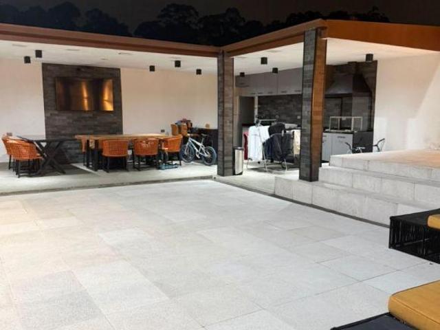 Casa em Condomínio Fechado – Alto Padrão de acabamento local silencioso com lazer privativo