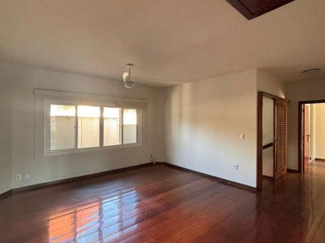 Casa em condomínio fechado, Área Gourmet, Piscina, Suíte e 4 Vagas de Garagem — Imóvel Alto Padrão