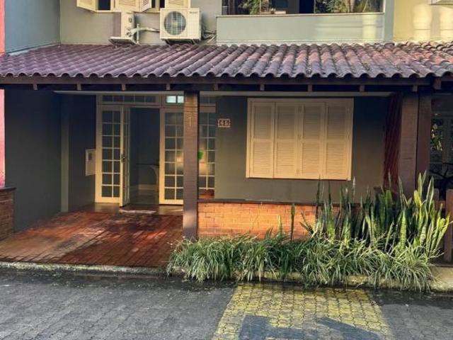 Casa em Condomínio Fechado, bairro Cavalhada