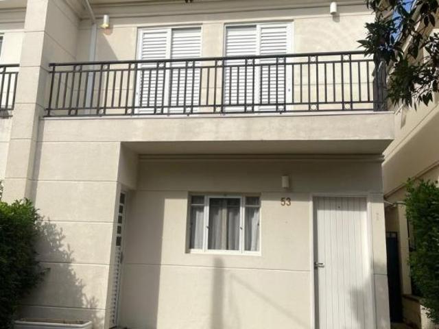 Casa em Condomínio fechado casa de 110m² com 3 dorms com armários planejados, sendo 1 suíte com cl
