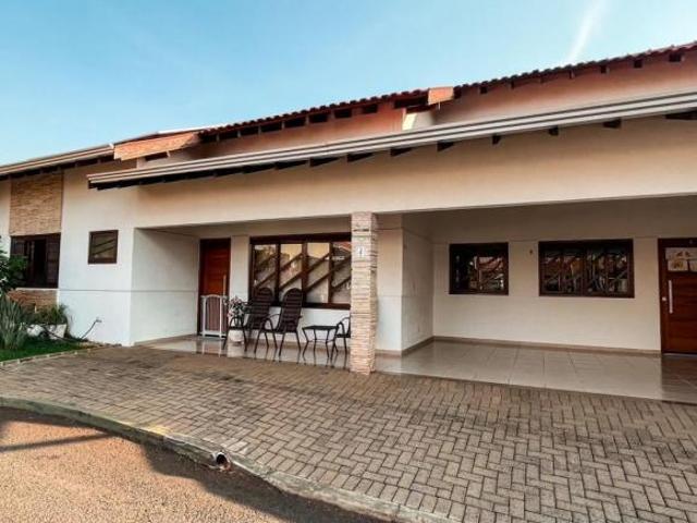 Casa em condomínio fechado com 3 dormitórios sendo 1 suíte