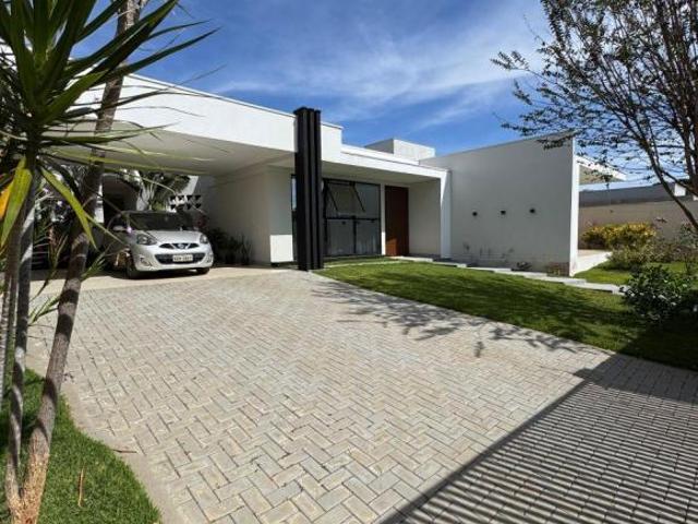 Casa em condomínio fechado com 3 quartos e 800m² Arniqueiras