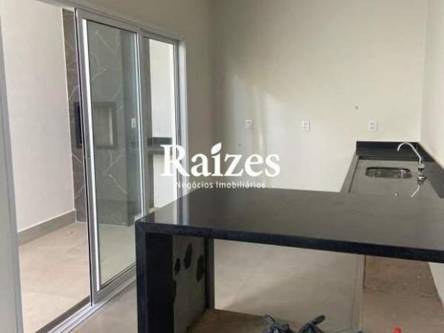 Casa em condomínio fechado com 3 quartos sendo 1 suíte e closet no Martins