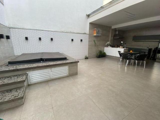 Casa em condomínio fechado com 3 suítes 8 vagas churrasqueira jacuzzi