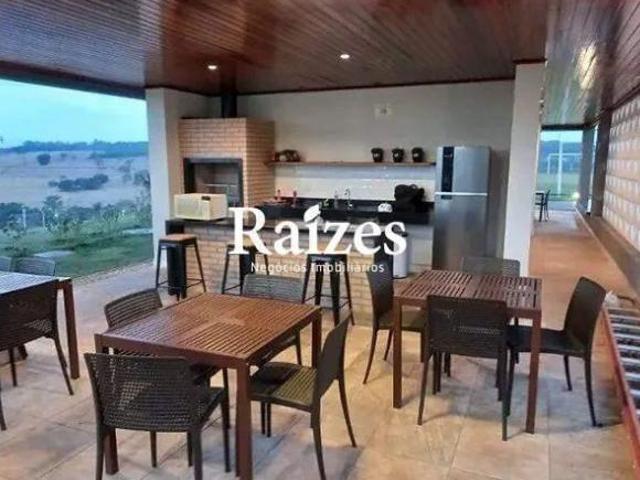 Casa em condomínio fechado com 3 suítes e varanda gourmet com 150m² em Uberlândia no Granja Marileus