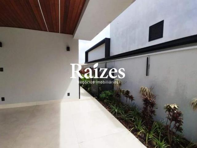 Casa em Condomínio Fechado com 3 Suítes e com Varanda Gourmet em Uberlândia