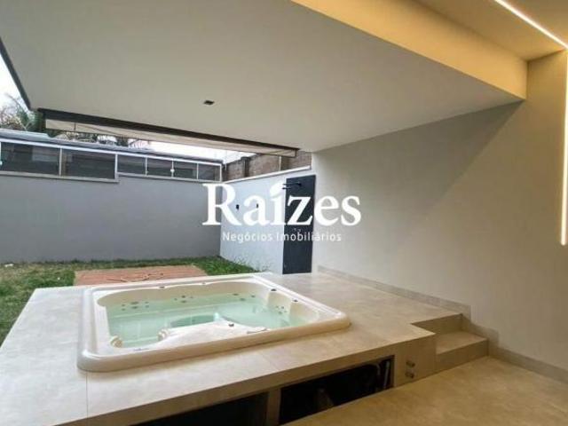 Casa em Condomínio Fechado com 3 suítes em Uberlândia no Bairro Aclimação