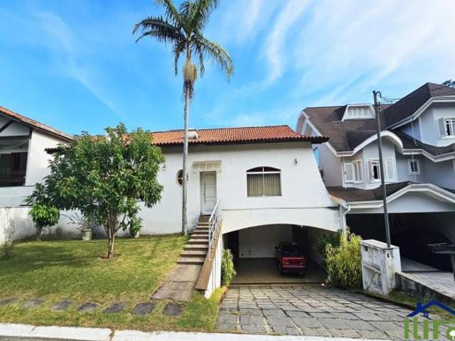 Casa em condomínio fechado com 3 suítes, piscina, 4 vagas no centr de Alphaville Barueri SP