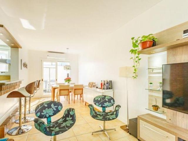 Casa em Condomínio Fechado com 03 Dormitórios Bairro Ipanema