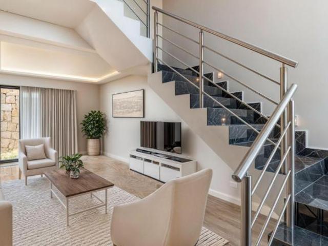 CASA EM CONDOMÍNIO FECHADO COM 166 M² 3 SUÍTES E 2 VAGAS NO PILARZINHO