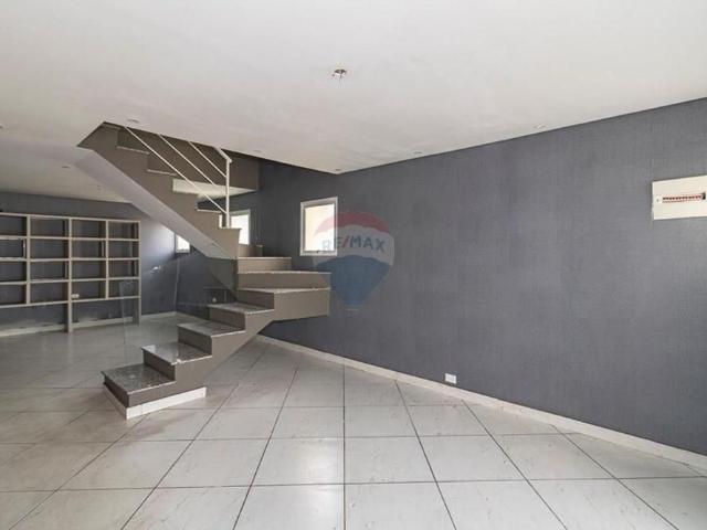 Casa em Condomínio Fechado com 230m, 3 quartos e 4 vagas