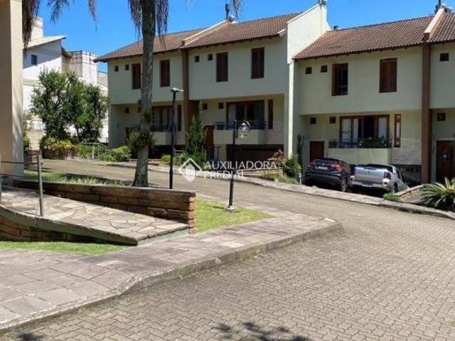 Casa em condomínio fechado com 247m² privativos,com 3 quartos sendo um com suíte, closet e saca