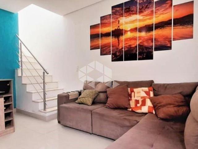Casa em condomínio fechado com 2 dormitórios em excelente localização